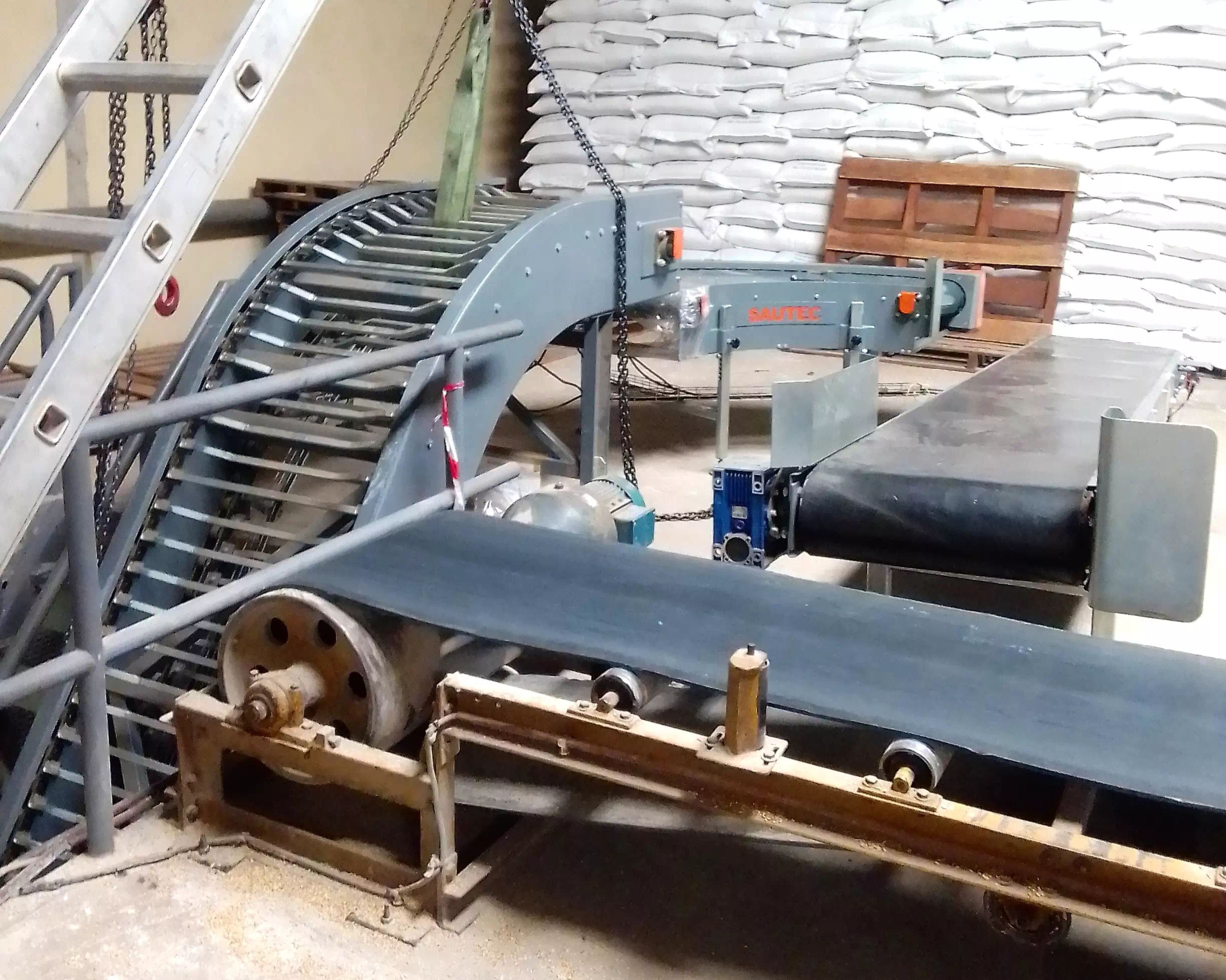Simplified bag storage thanks to custom-made conveyors. | SAUTEC